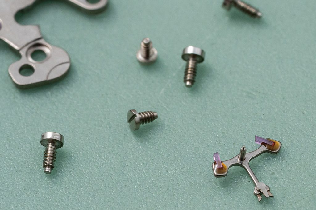 John拆機芯：精工2220的黃金套筒 - Chronomen.com